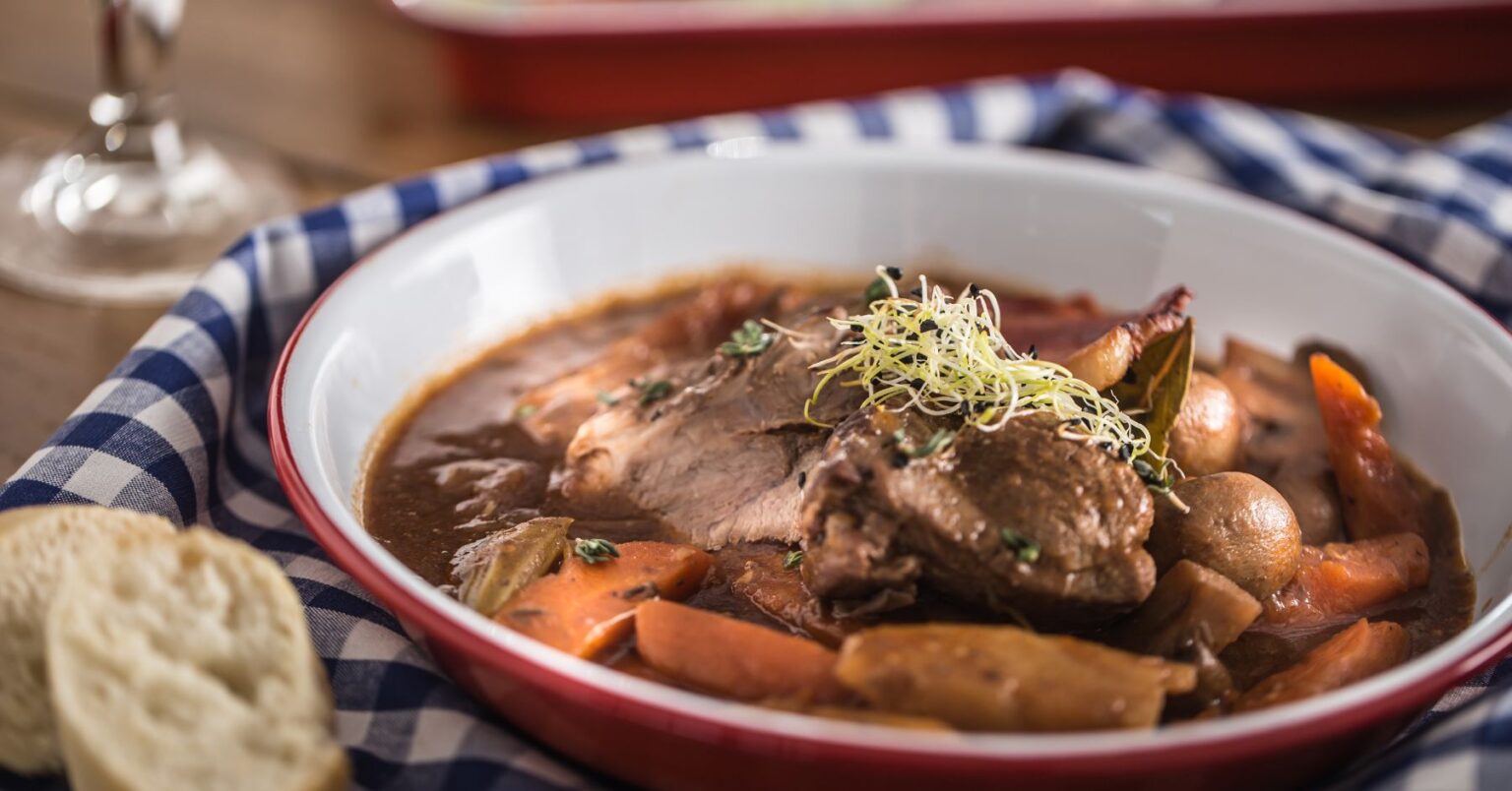 Wildschwein-Keule schmoren – Rezept mit Rotwein & Kräutern